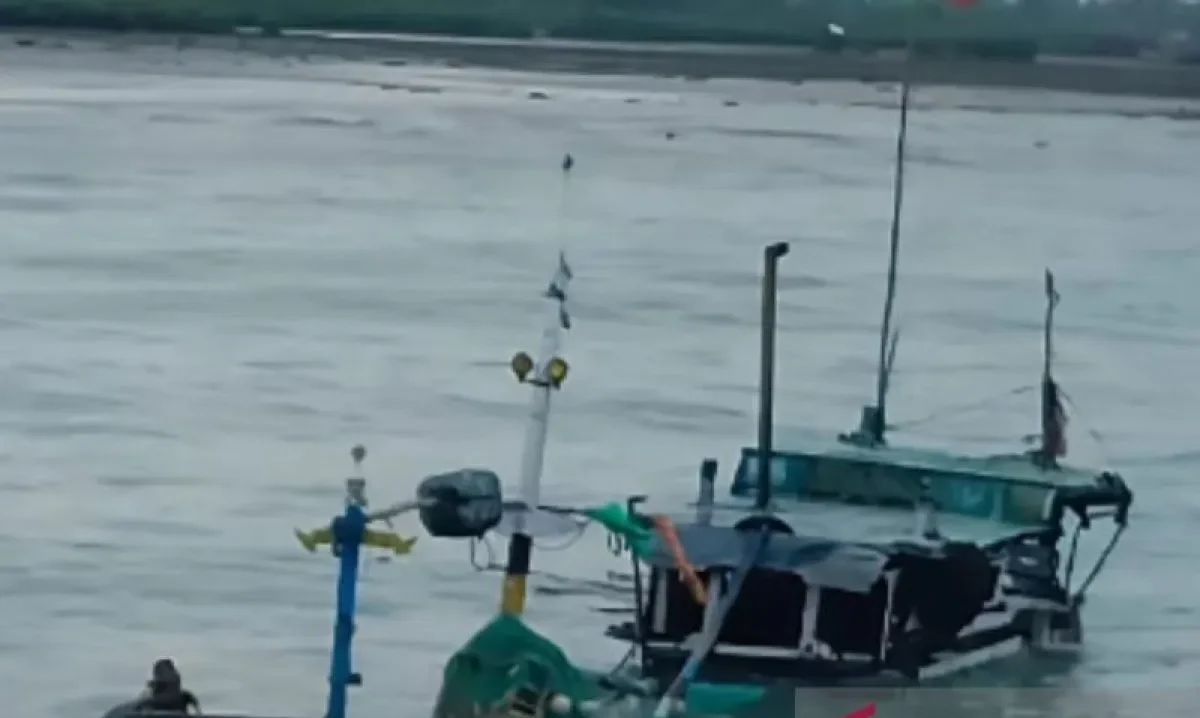 Kapal Nelayan Tenggelam di Perairan Branta, Polair Pamekasan Turun Tangan Evakuasi Korban ...